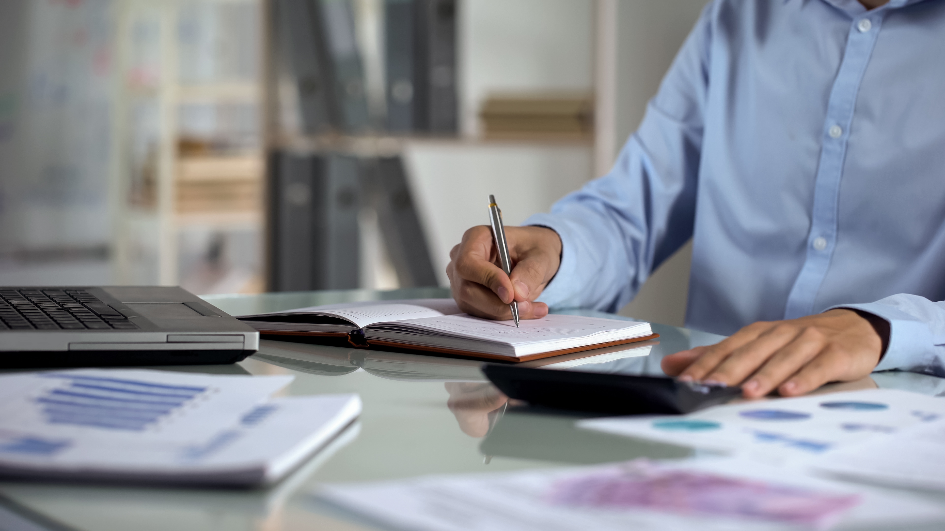 What Are the Advantages and Disadvantages of Filing Bankruptcy?